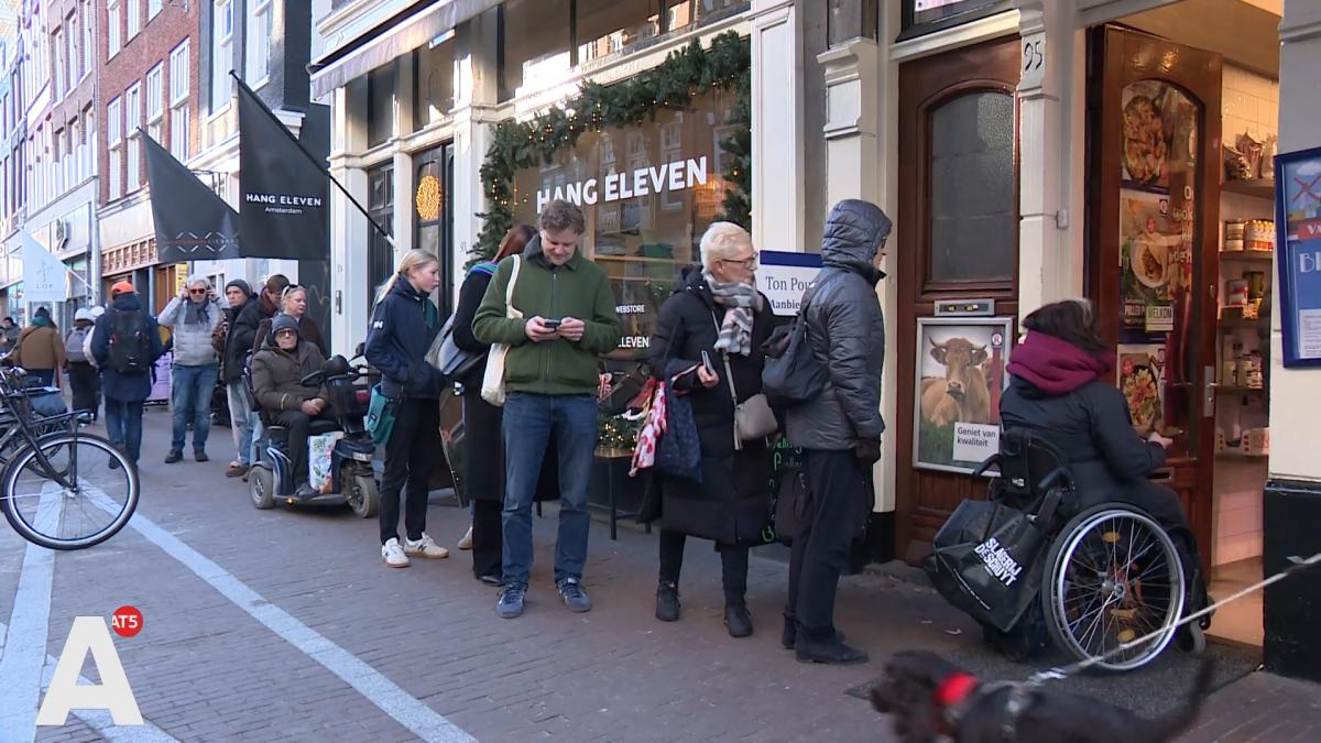 Lange rijen door last minute kerstinkopen: "Ben de hele dag al gehaast ...