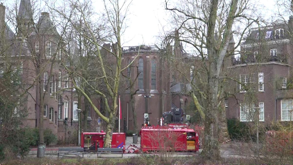 Liveblog verwoestende brand Vondelkerk: kerkgenootschap zeer bedroefd - AT5