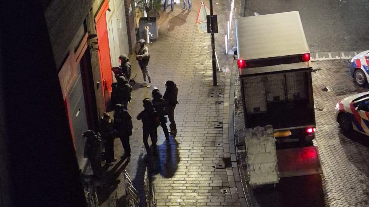 Gewapende man in supermarkt Gulden Winckelplantsoen, arrestatieteam ...