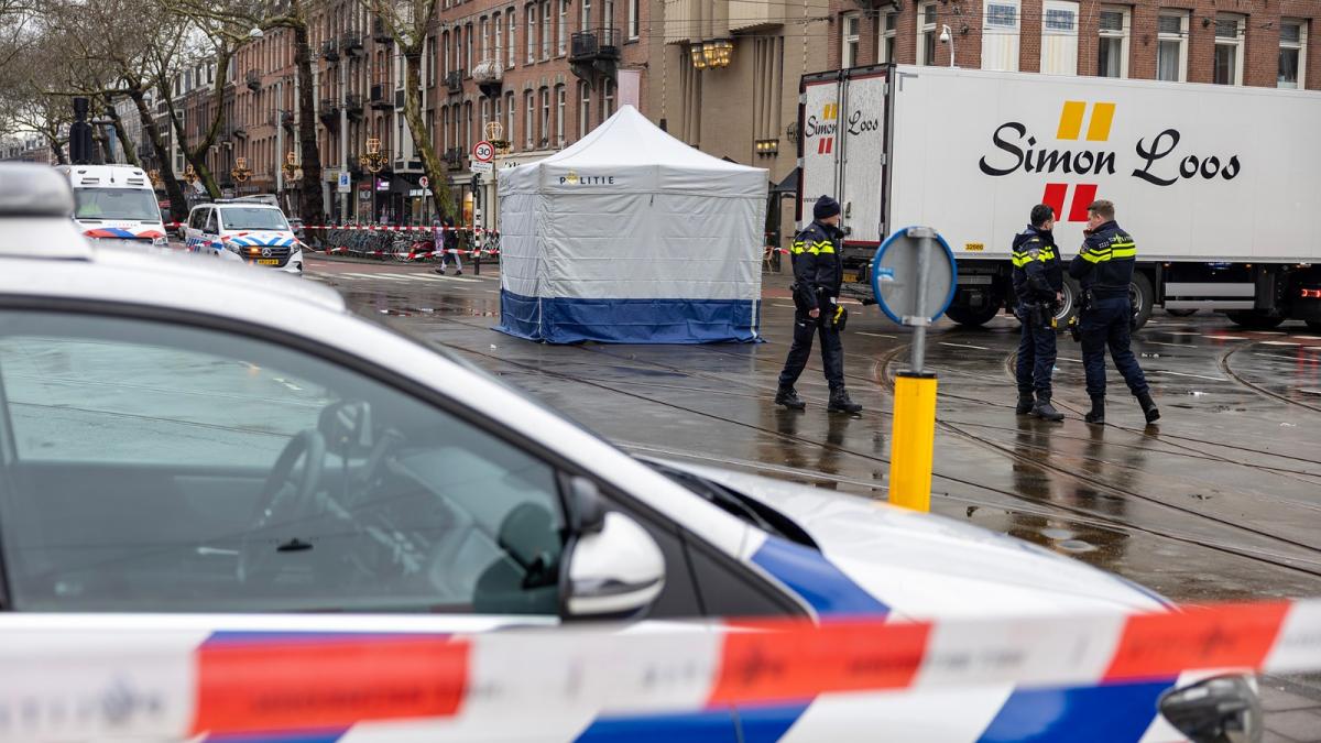 Fietsster (25) overleden na aanrijding door vrachtwagen in De Pijp - AT5