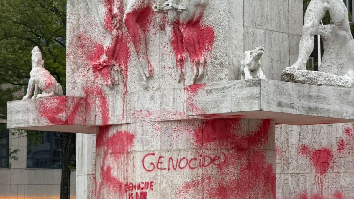 Monument op de Dam beklad met rode verf en tekst 'genocide' - AT5