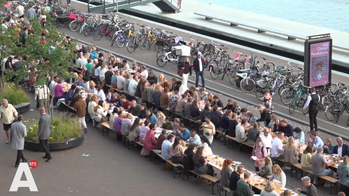 Asielzoekers uit het hele land dineren samen met Amsterdammers aan ...