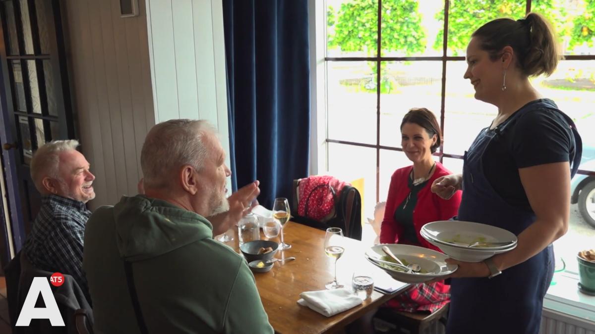 Beoogd wethouder Moeskops werkt laatste dag in restaurant: "Het is ook ...